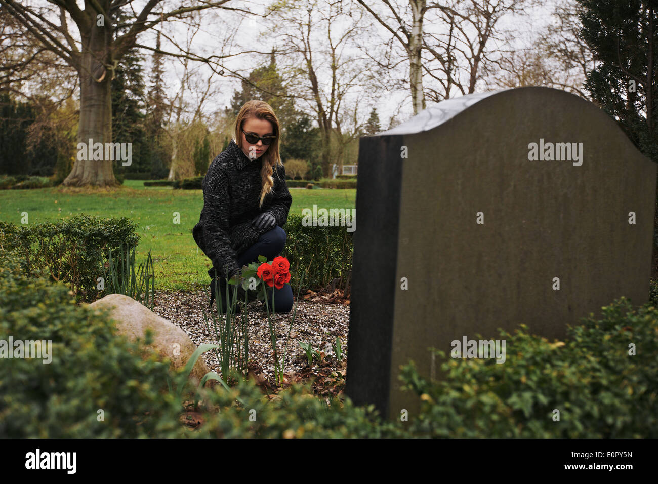 Flowers grave woman cemetery hi-res stock photography and images - Alamy
