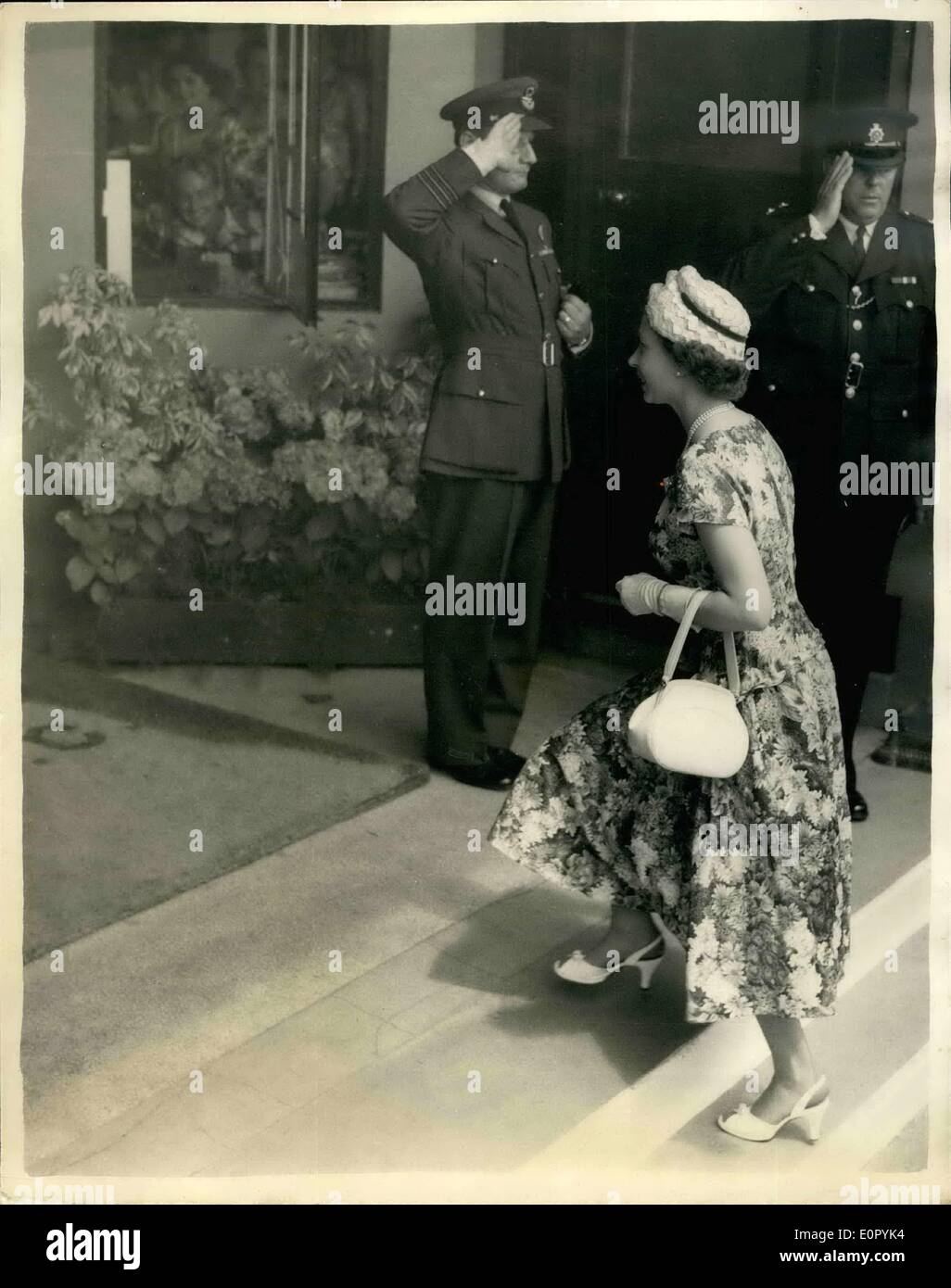 Althea gibson 1957 wimbledon the queen hi-res stock photography and ...