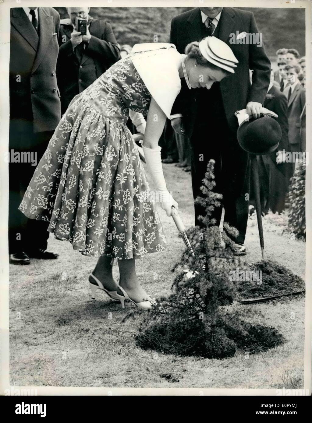 The queen planting a tree hi-res stock photography and images - Alamy