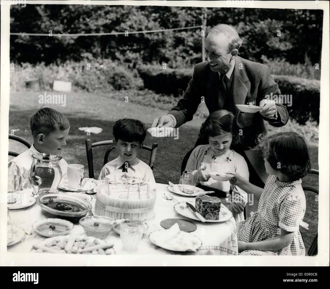 Children attend a birthday party hi-res stock photography and images ...