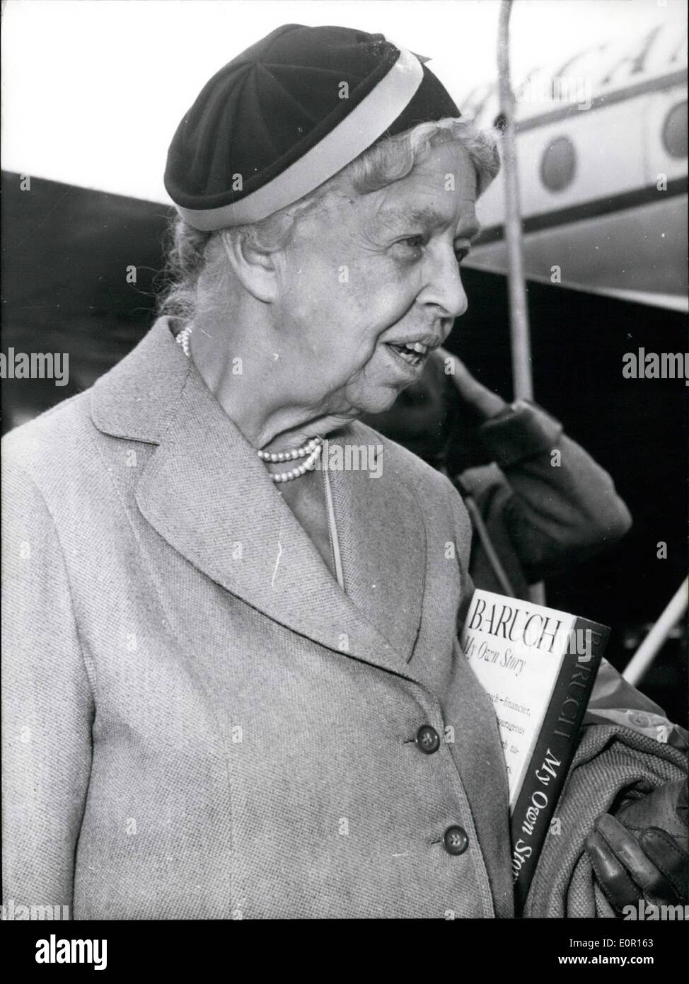 75 years old widow hi-res stock photography and images - Alamy