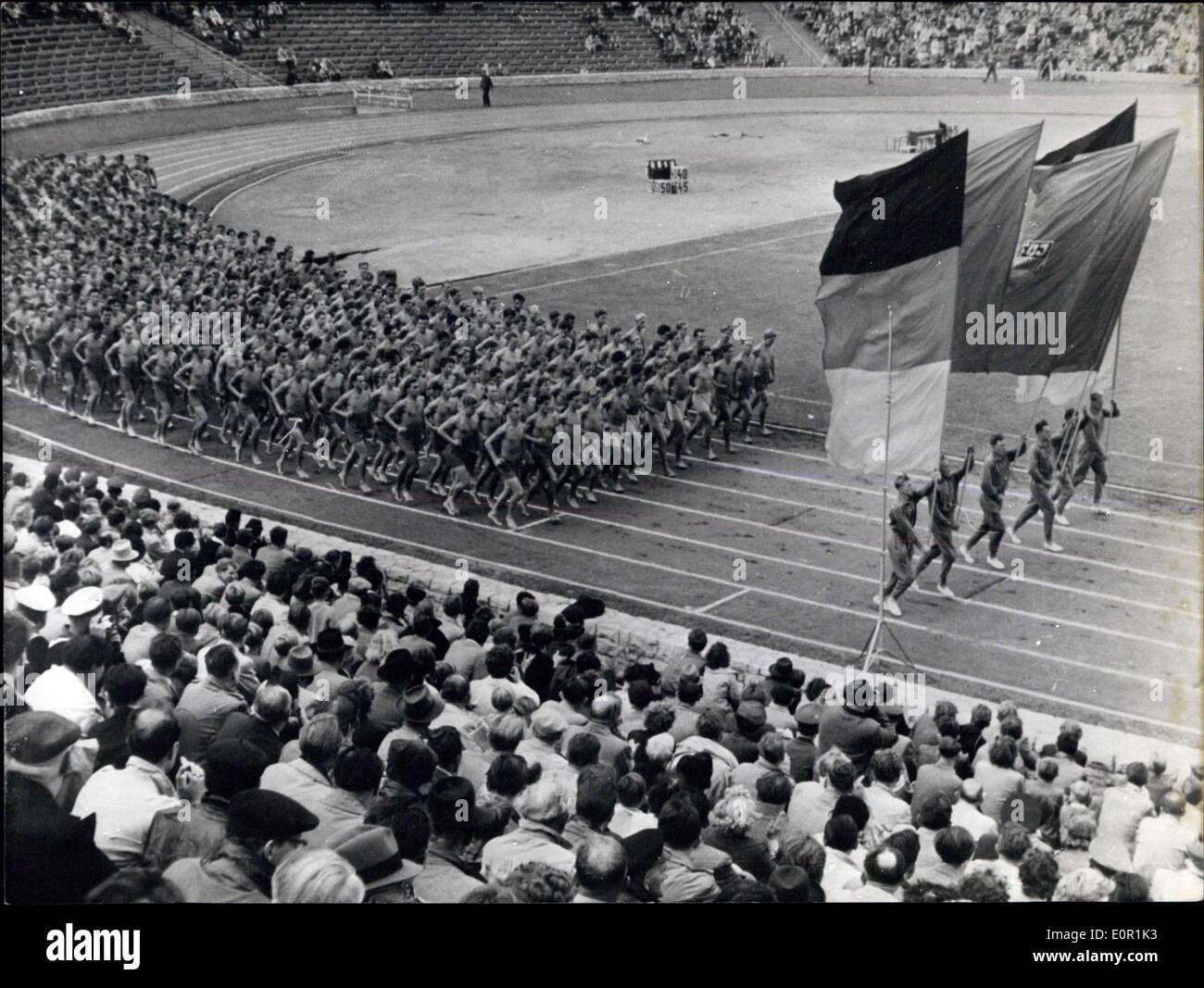 Gymnasties hi-res stock photography and images - Alamy