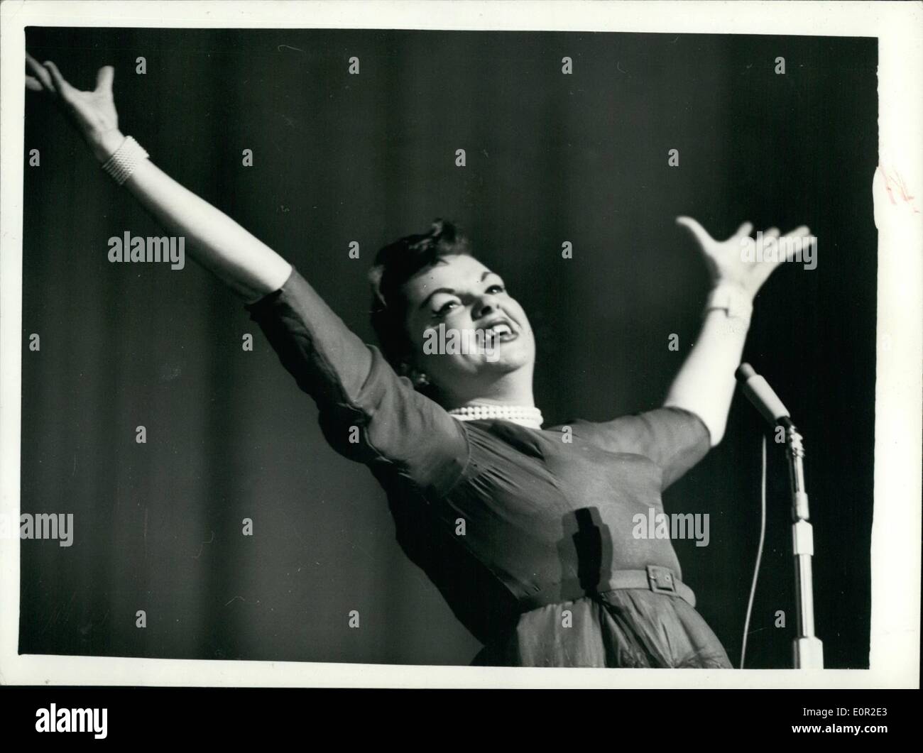 Judy garland london 1957 hi-res stock photography and images - Alamy