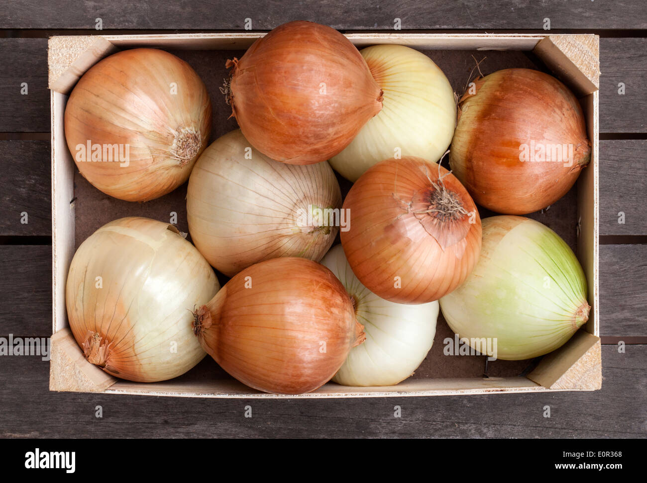Wooden box of fresh onions Stock Photo - Alamy