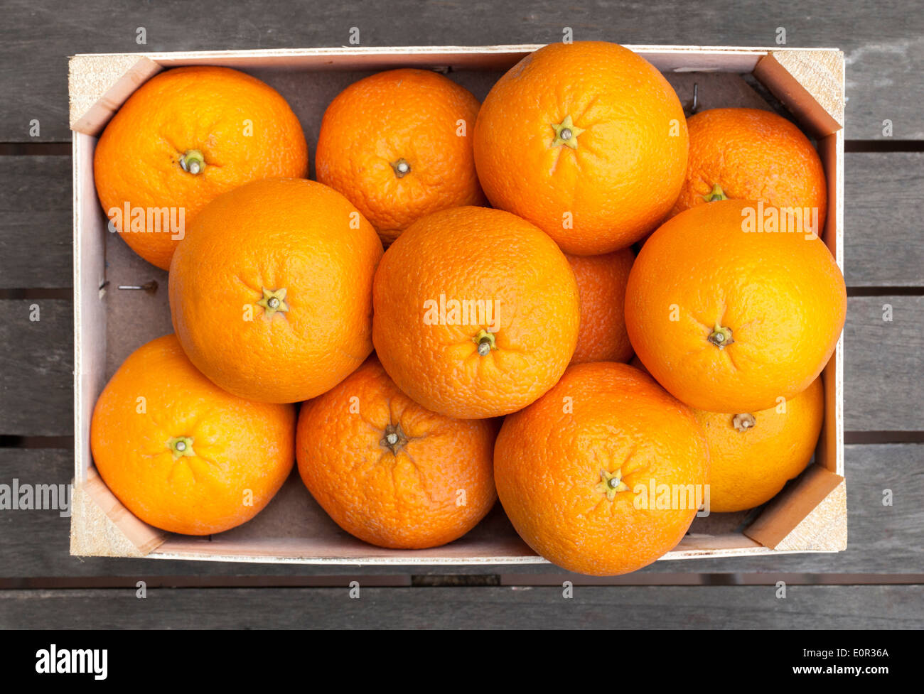 Wooden box of fresh oranges Stock Photo - Alamy