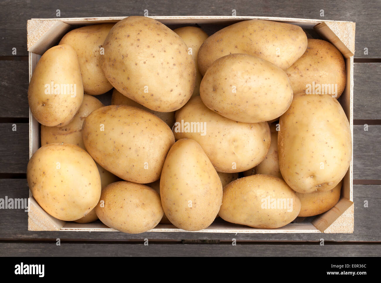 Wooden box of fresh potatoes Stock Photo - Alamy