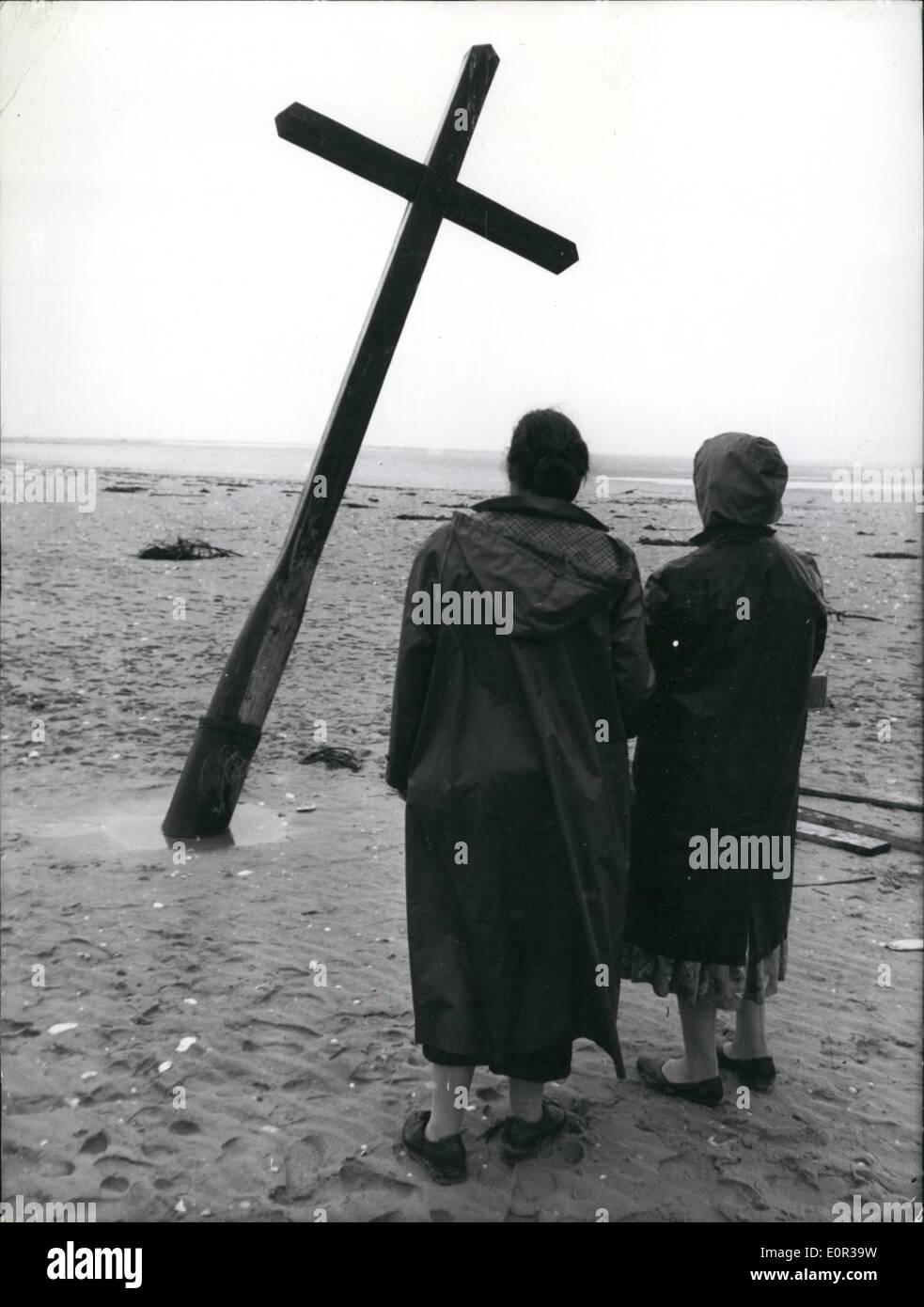 People mourning hi-res stock photography and images - Alamy