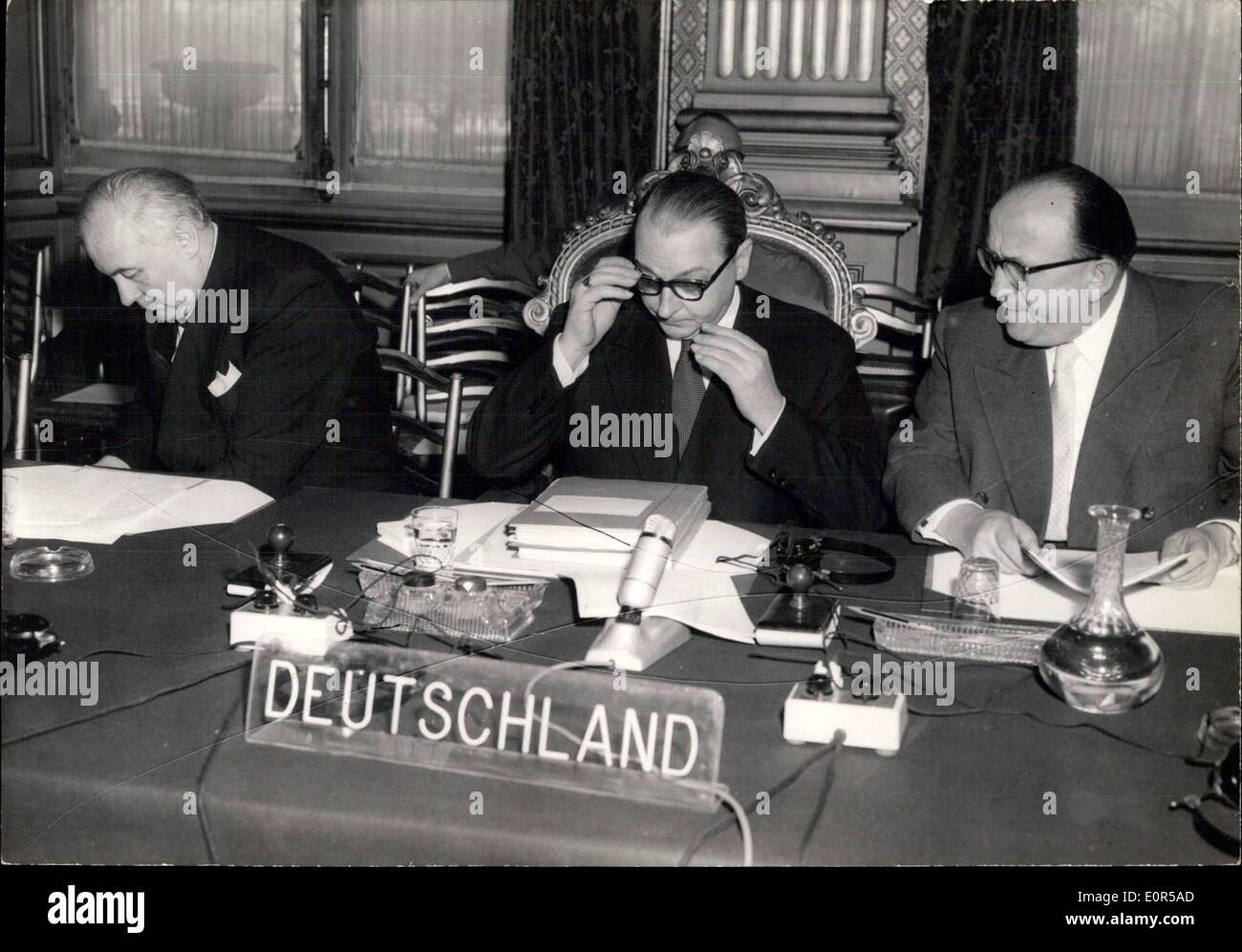 Nudlding hi-res stock photography and images - Alamy