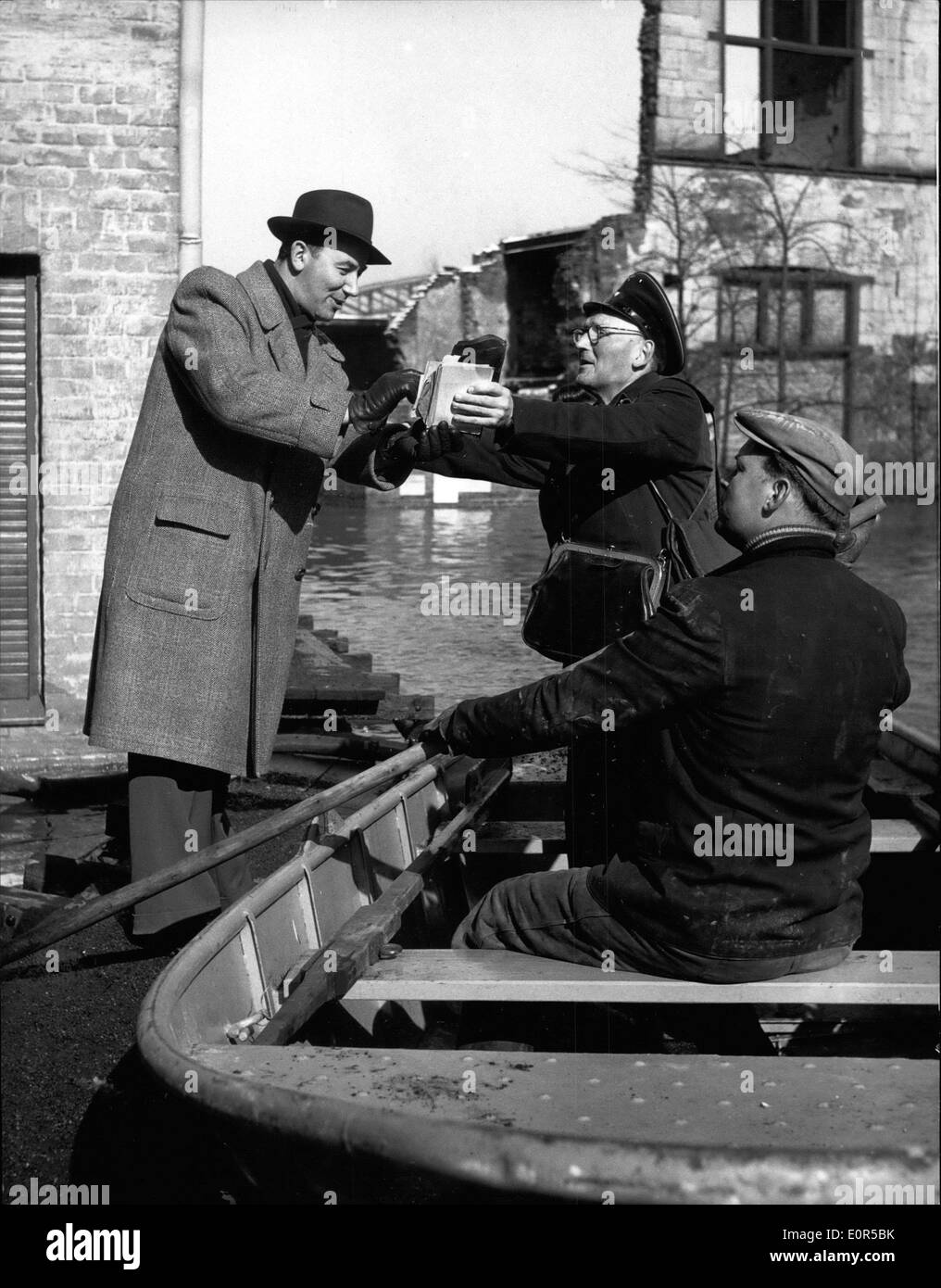 Heavy snow falling down in hi-res stock photography and images - Alamy