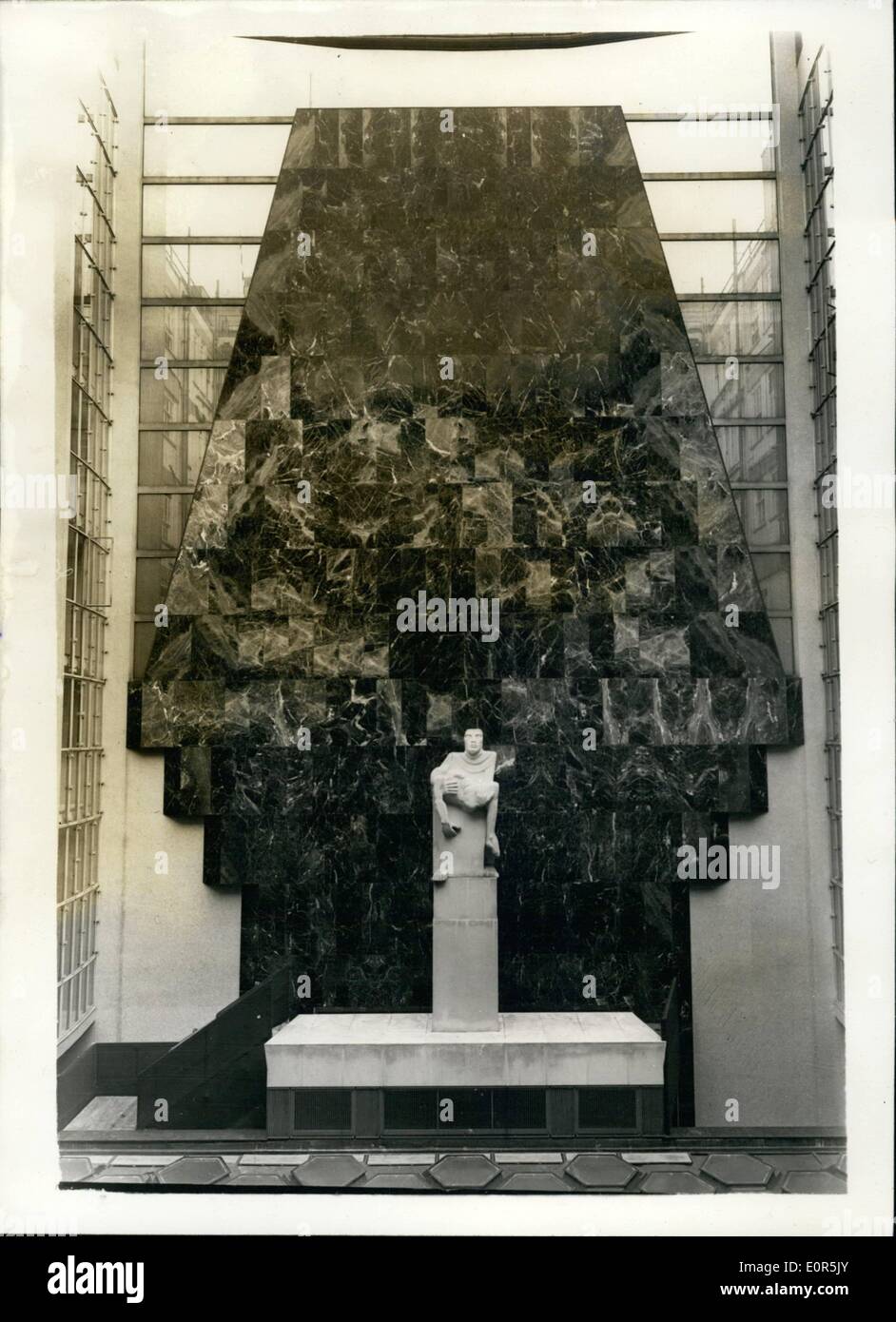 Mar. 27, 1958 - 27-3-58 New Epstein Statue at Congress House. Memorial ...