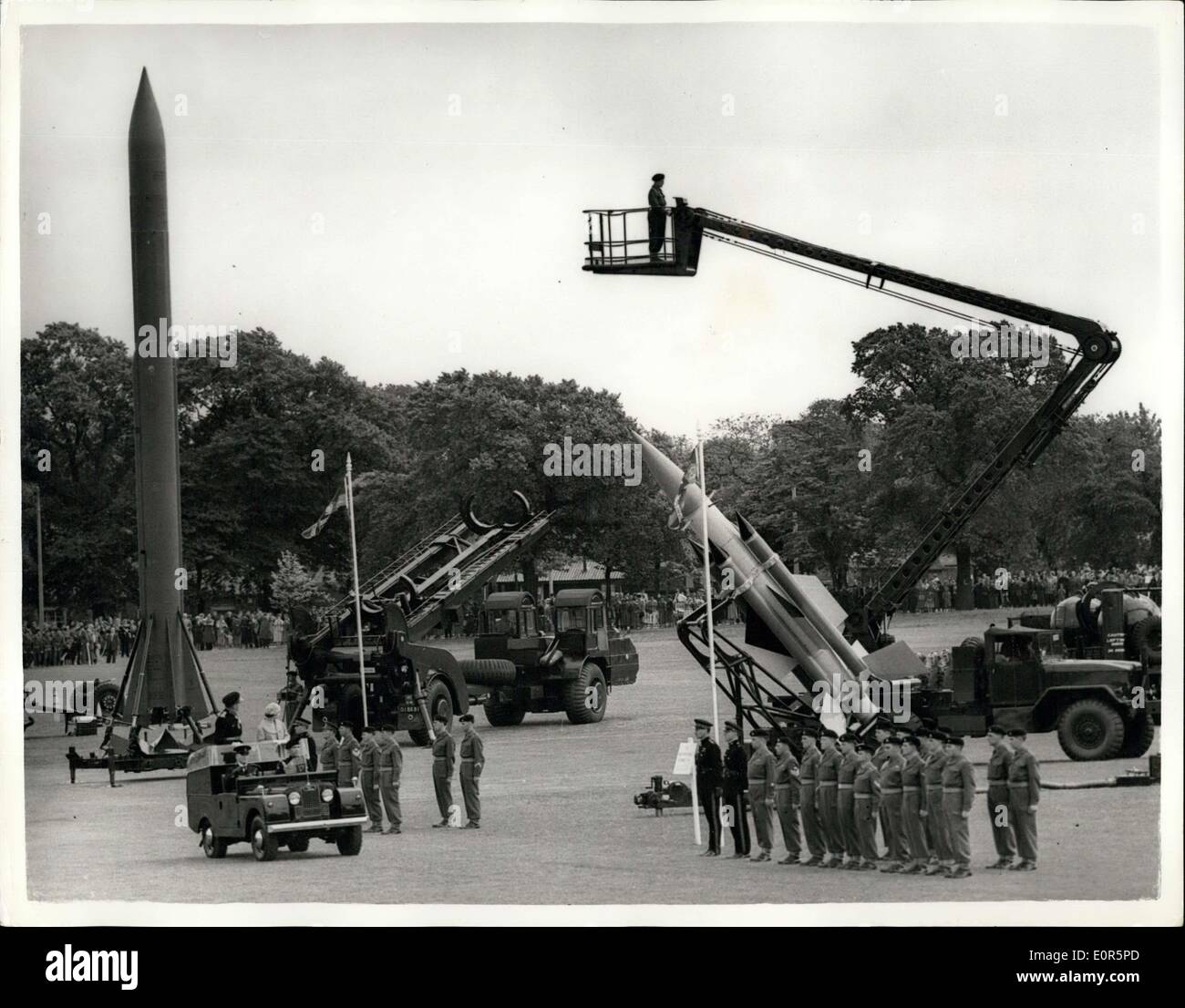 Queen visits artillery h q hi-res stock photography and images - Alamy