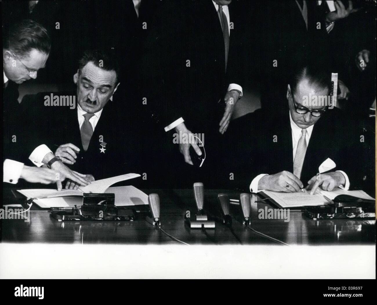 Commercial treaty hi-res stock photography and images - Alamy