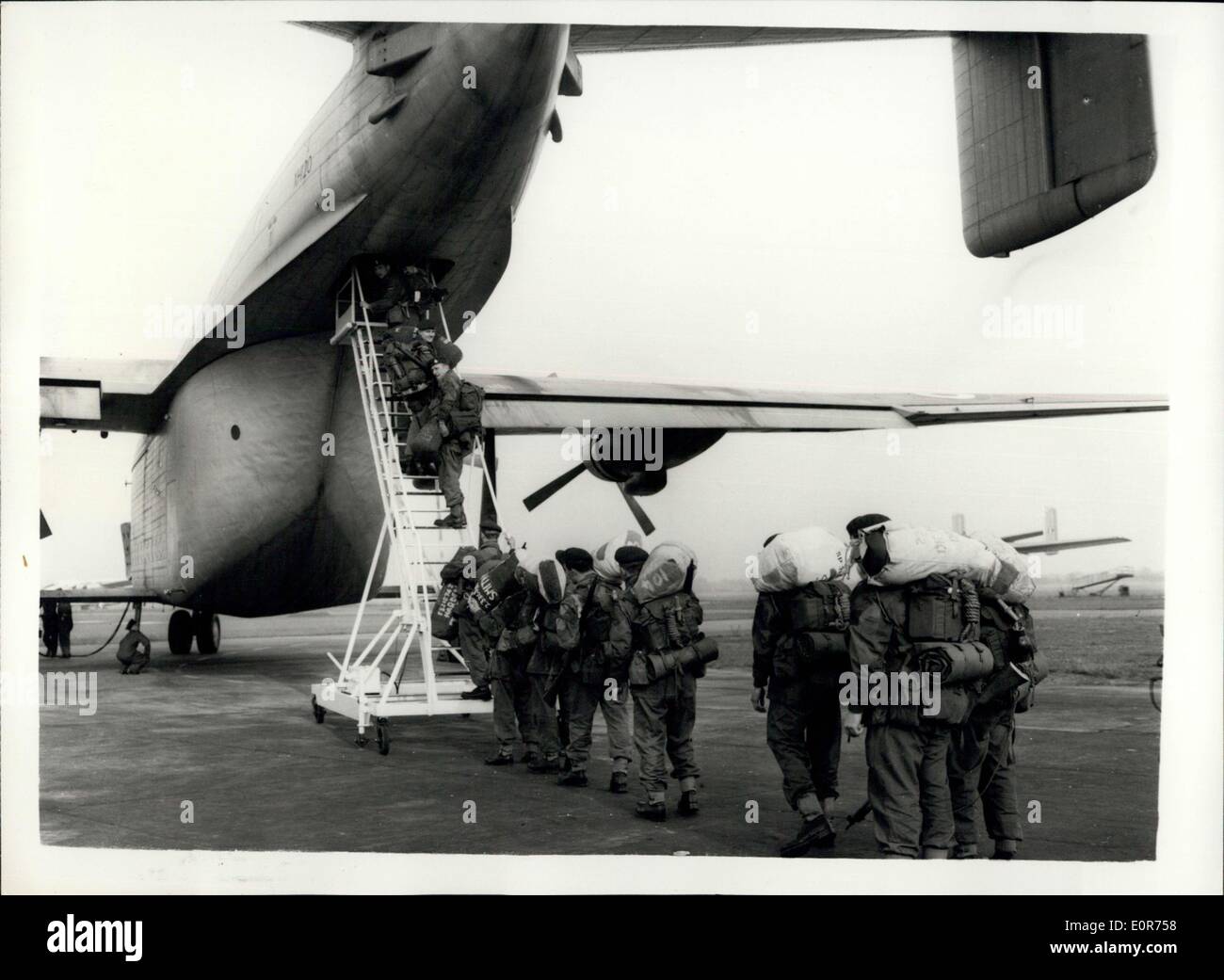 Parachute troops leave for cyprus hi-res stock photography and images ...