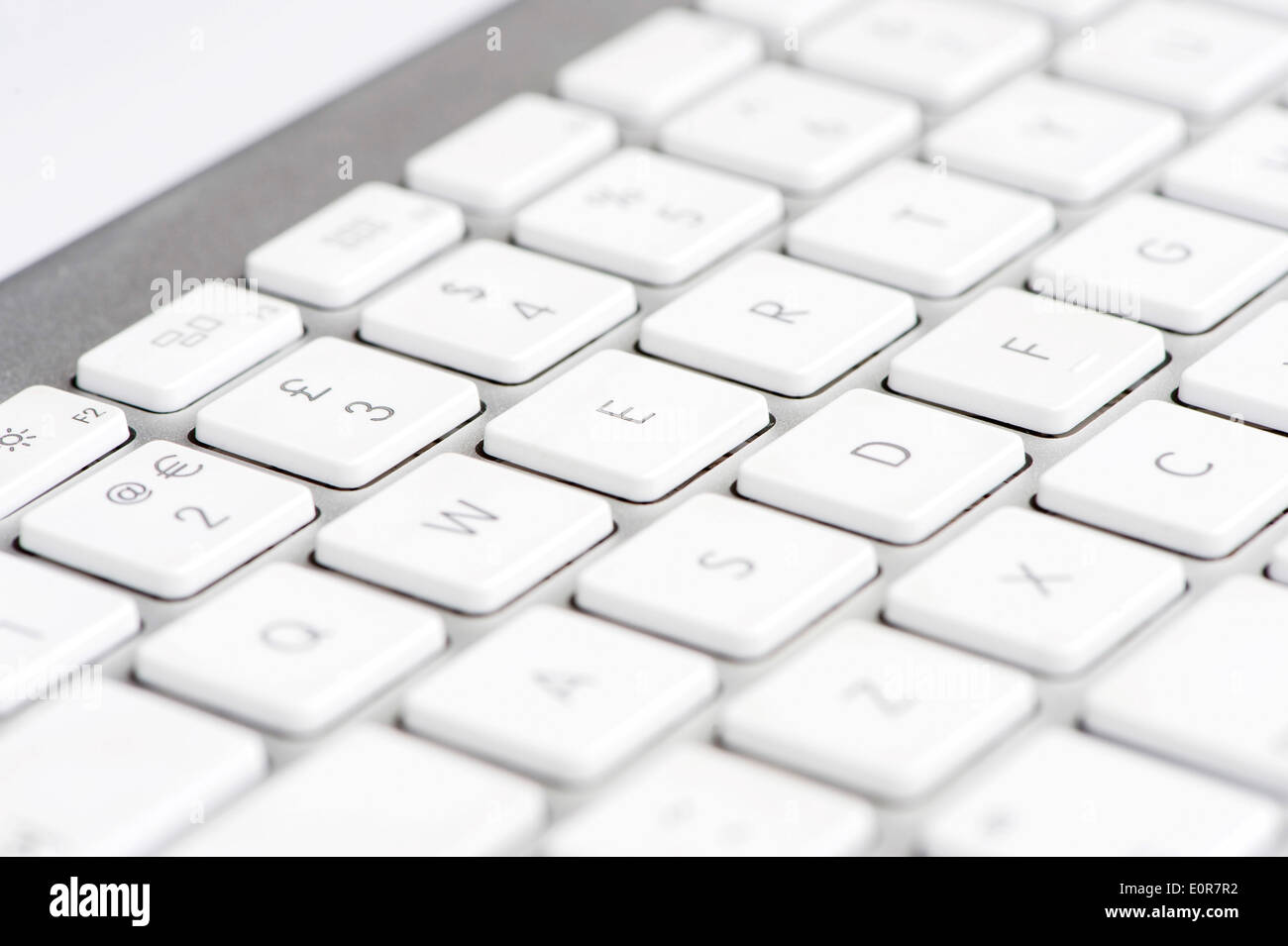 Apple mac white Keyboard focused on the letter E Stock Photo - Alamy