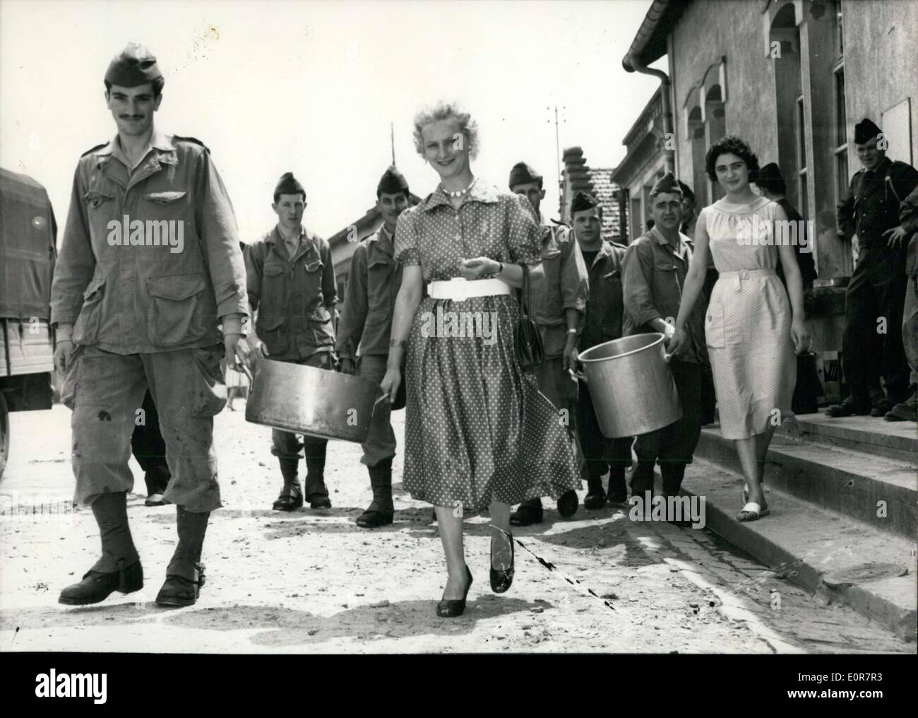 Military barracks hi-res stock photography and images - Alamy