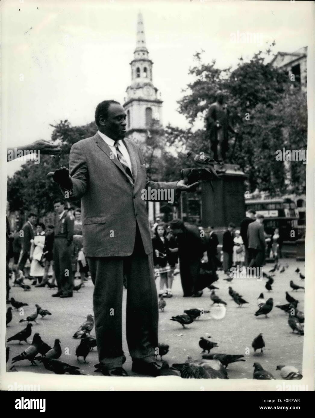 Jul. 07, 1958 - Paul Robeson goes sightseeing in London: Paul Robeson ...