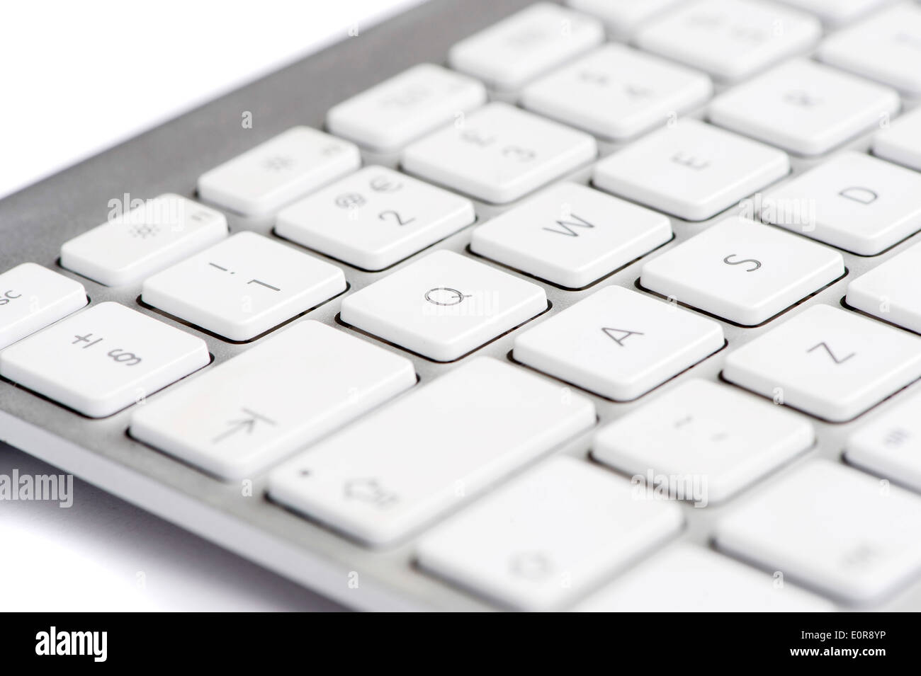 Apple mac white Keyboard focused on the letter Q Stock Photo - Alamy