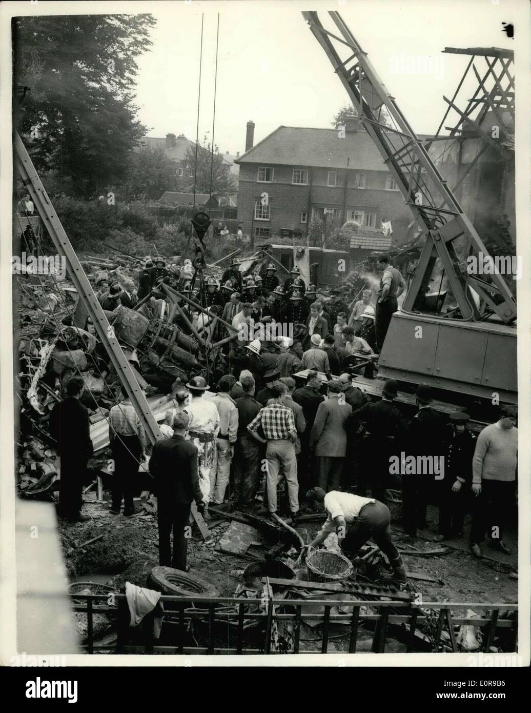 Sep. 02, 1958 - Viking Airliner Crashes On To Houses At Southall Crane ...