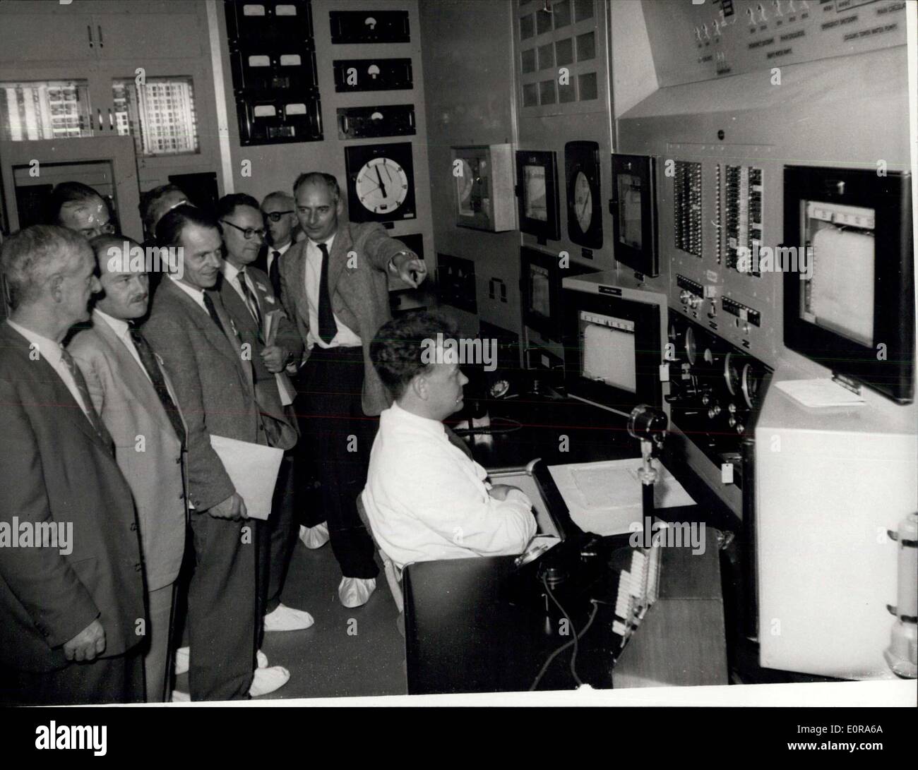 Sep. 15, 1958 - Commonwealth Scientists At Harwell.Looking At Dido ...