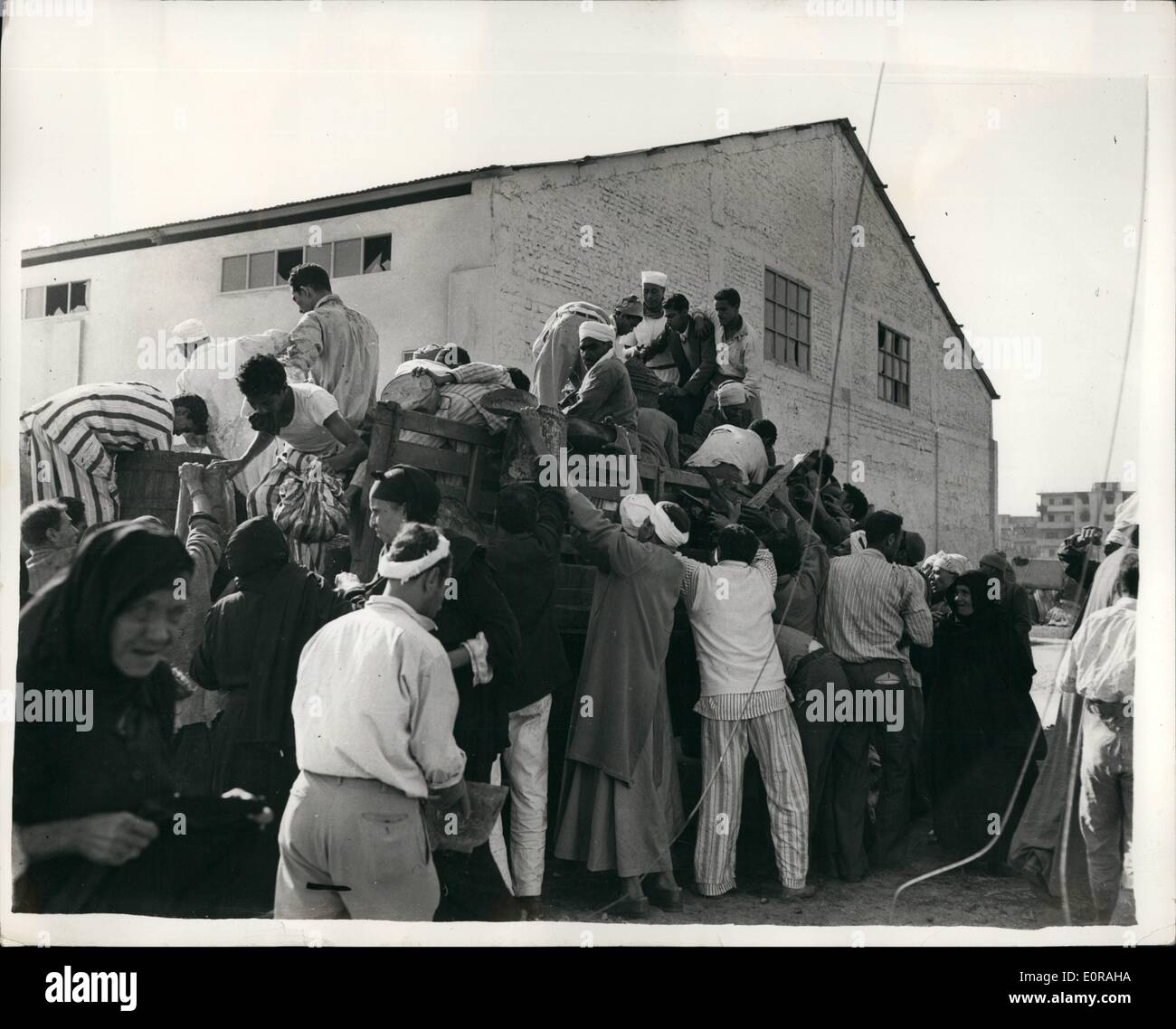 Nov. 11, 1958 - Latest scenes from port said. Food for the Arabs. Photo ...