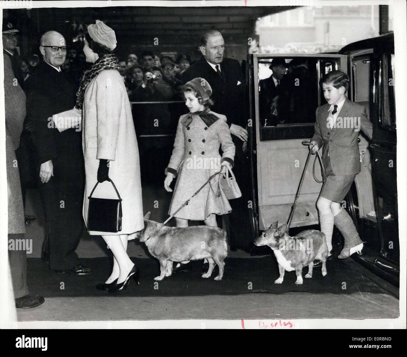 Royal family members leave hi-res stock photography and images - Alamy