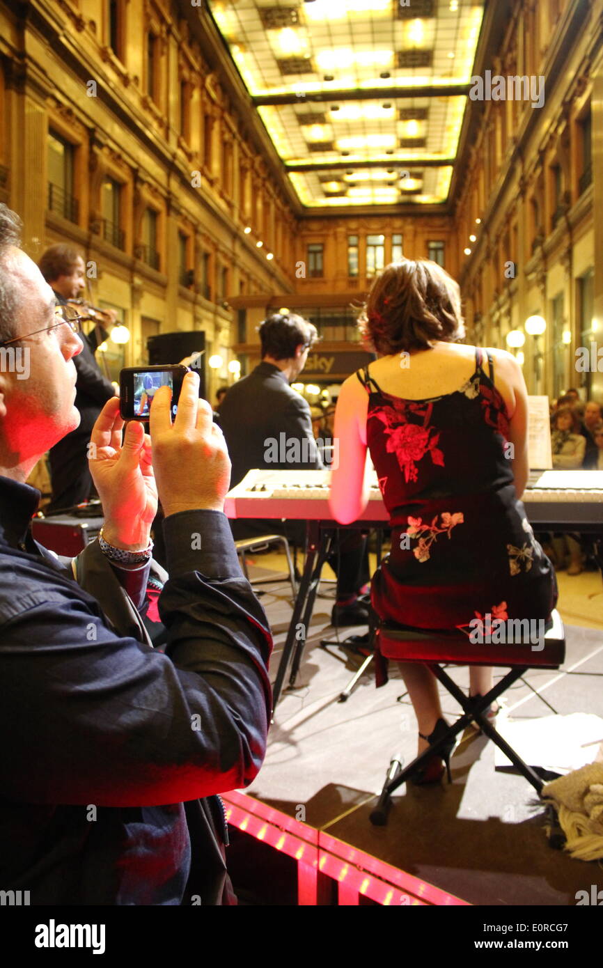 Italy film dancing outside hi-res stock photography and images - Alamy