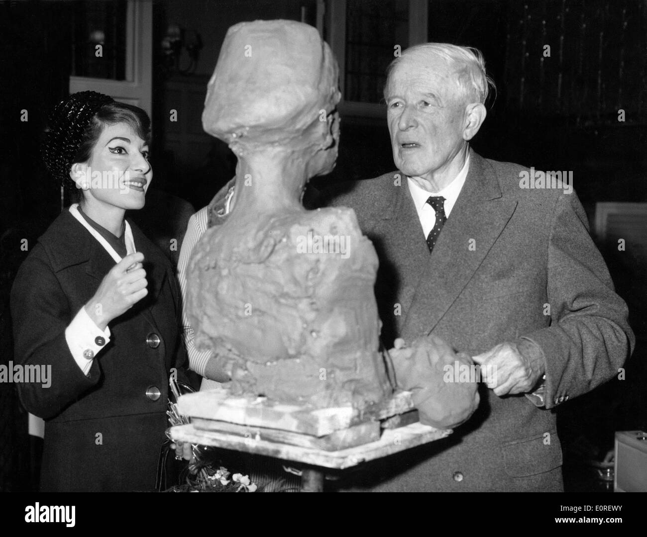 Maria Callas with artist Fritz Behn an a sculpture of her Stock Photo ...