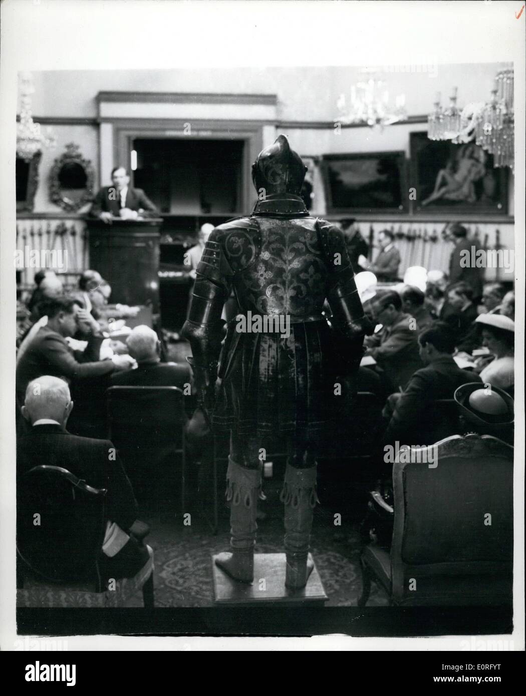 Suits of armour hi-res stock photography and images - Alamy