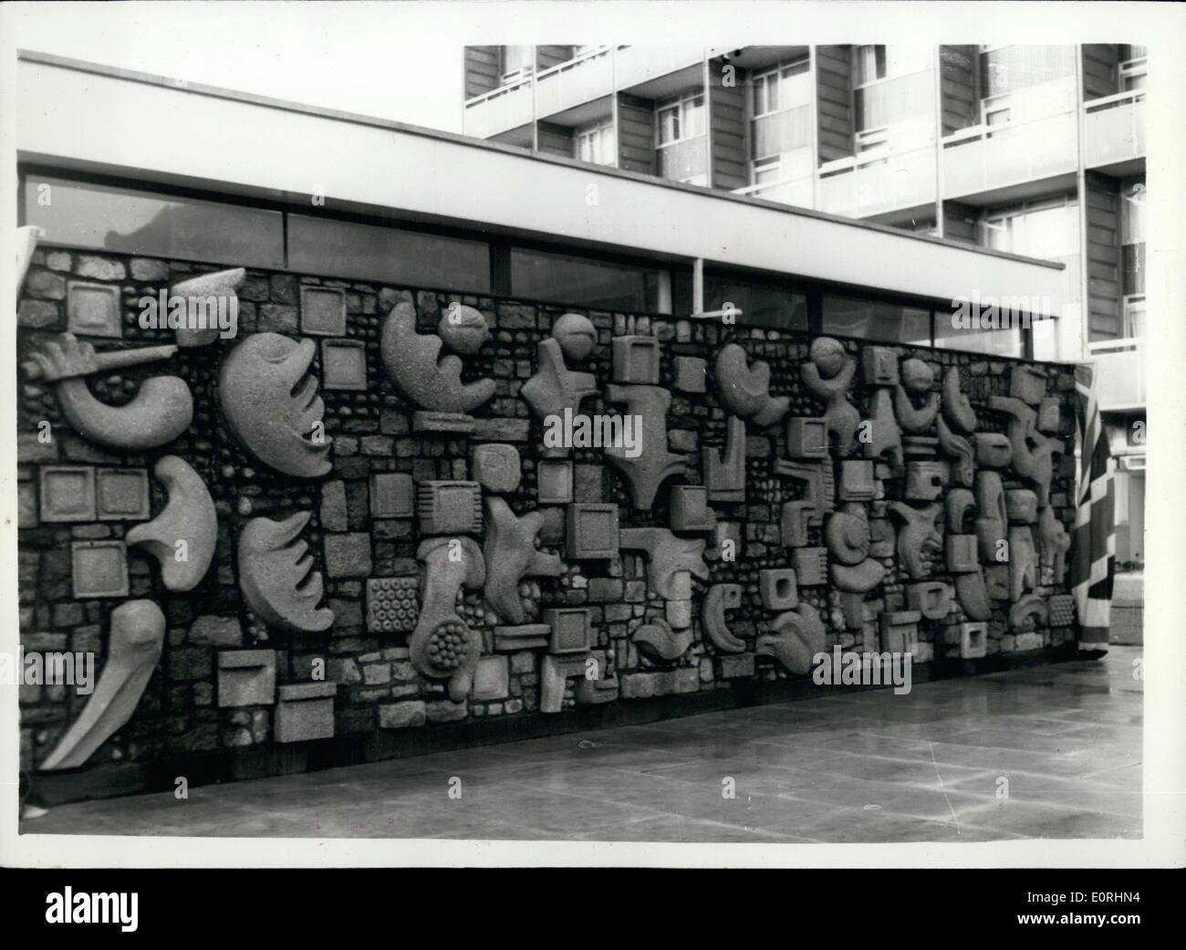 Nov. 11, 1959 - The Pied Piper Is Unveiled At Camberwell Sir Isaac ...