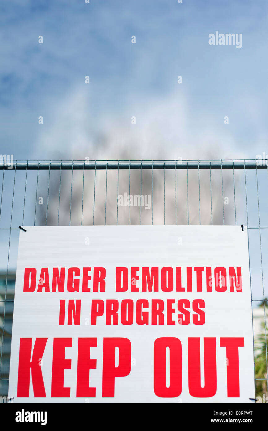 Demolition sign hi-res stock photography and images - Alamy