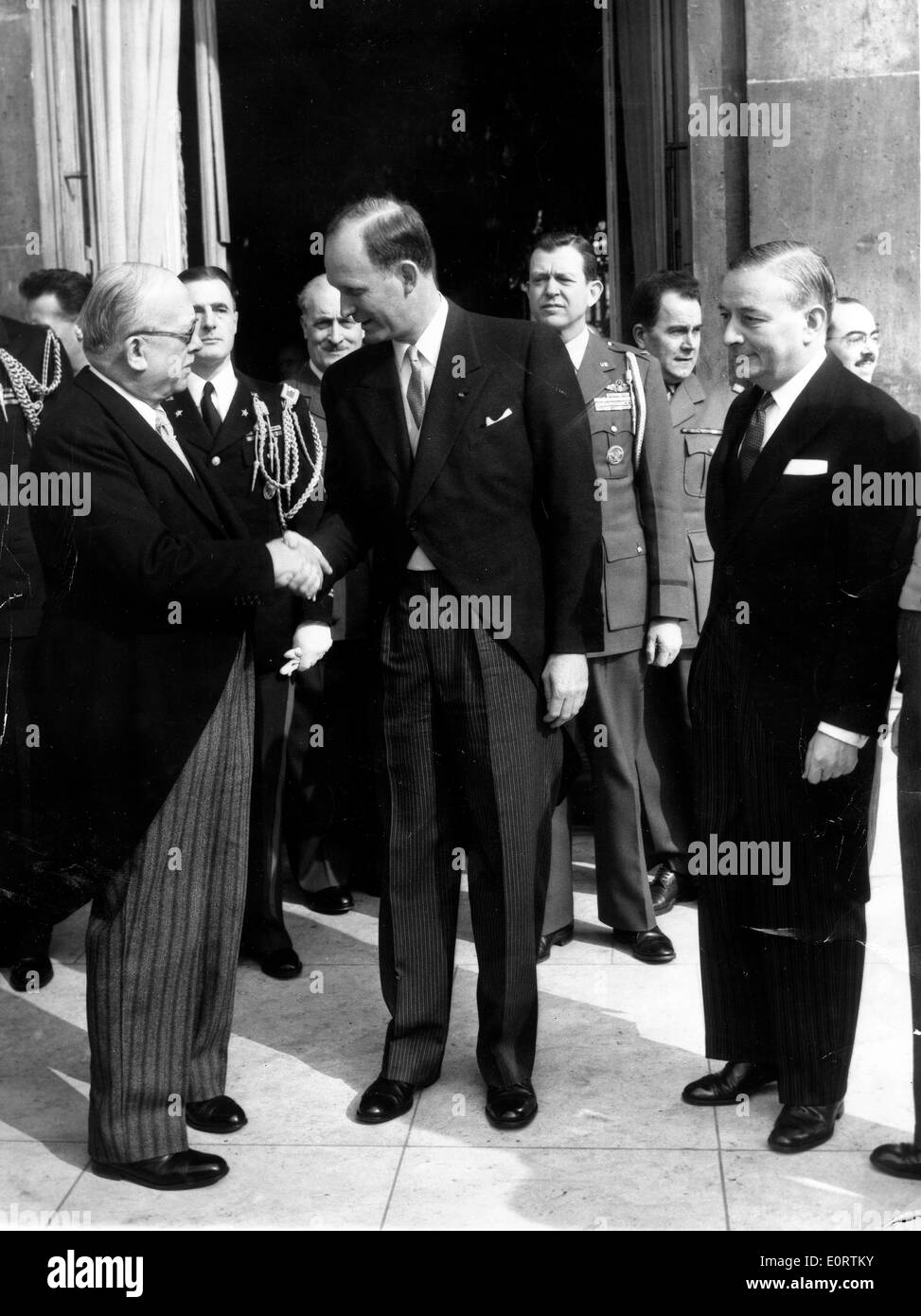 Black people shake hands hi-res stock photography and images - Alamy