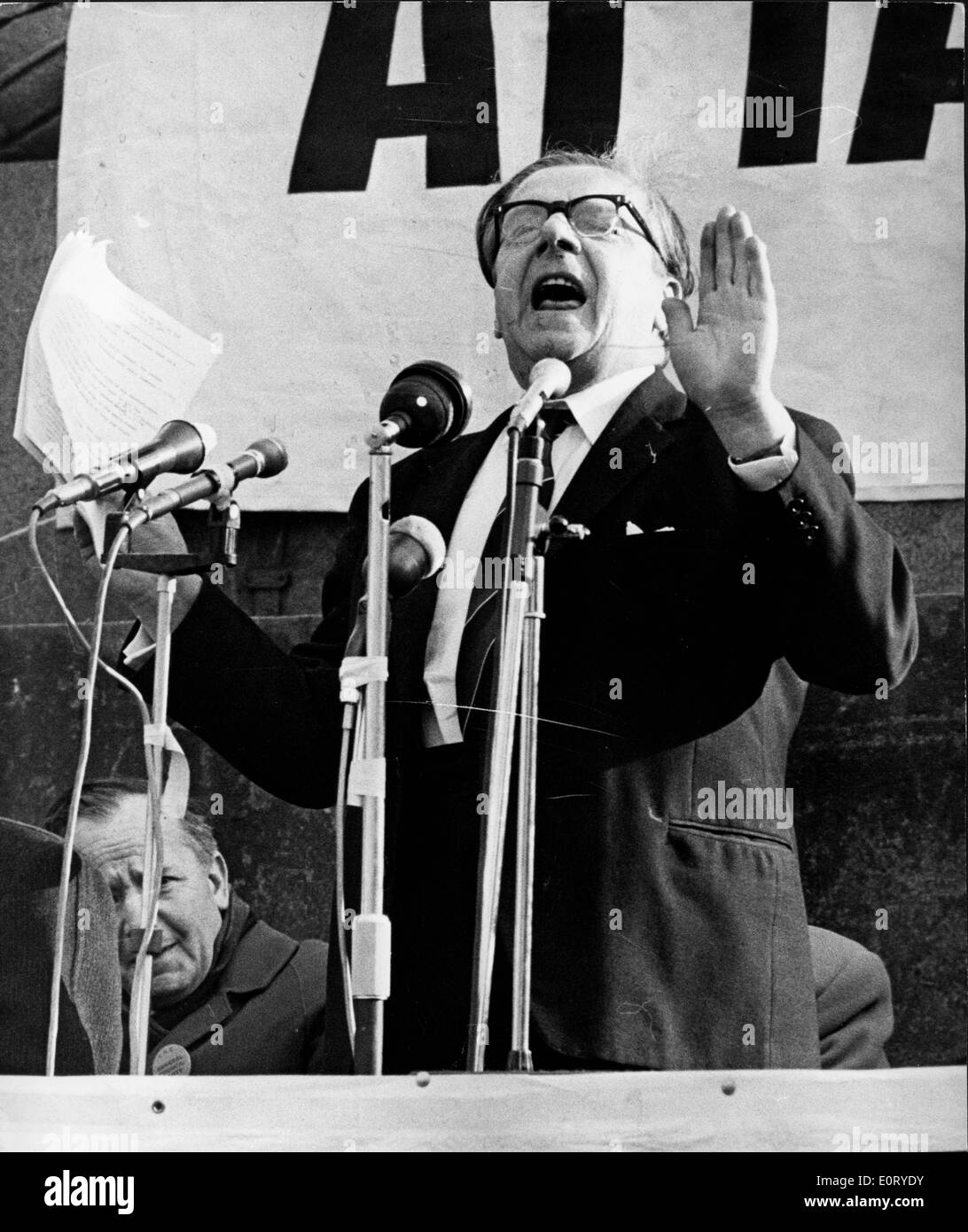 One feather only hi-res stock photography and images - Alamy