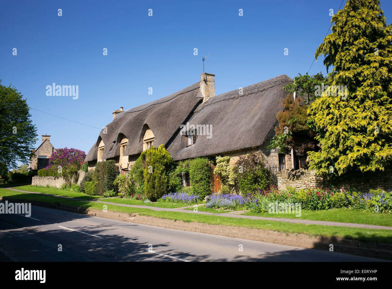 Stone cottage thatched roof hi-res stock photography and images - Alamy