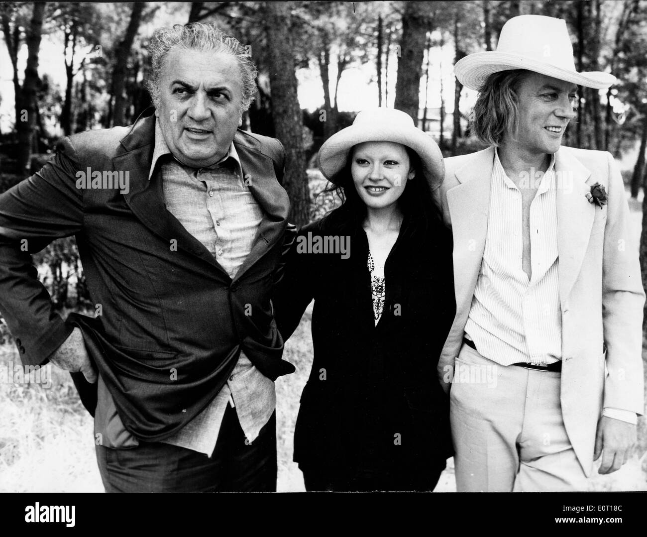 Director Federico Fellini with actor Donald Sutherland Stock Photo - Alamy