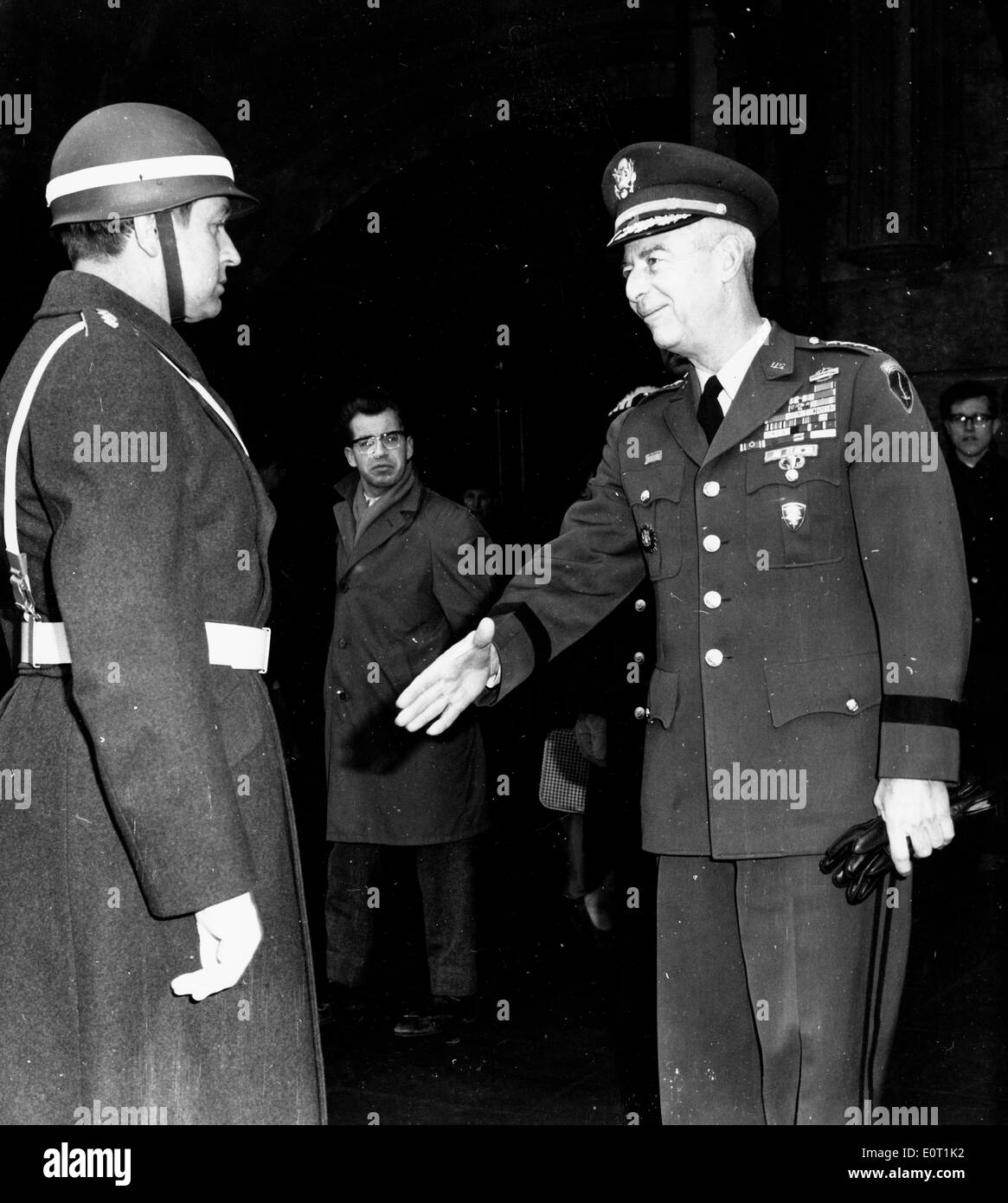 General Paul Freeman, Jr. greets fellow soldier Stock Photo - Alamy