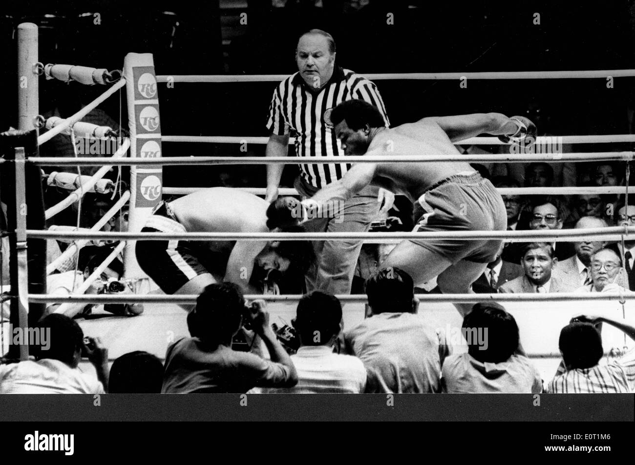 Boxer George Foreman fights in match Stock Photo - Alamy