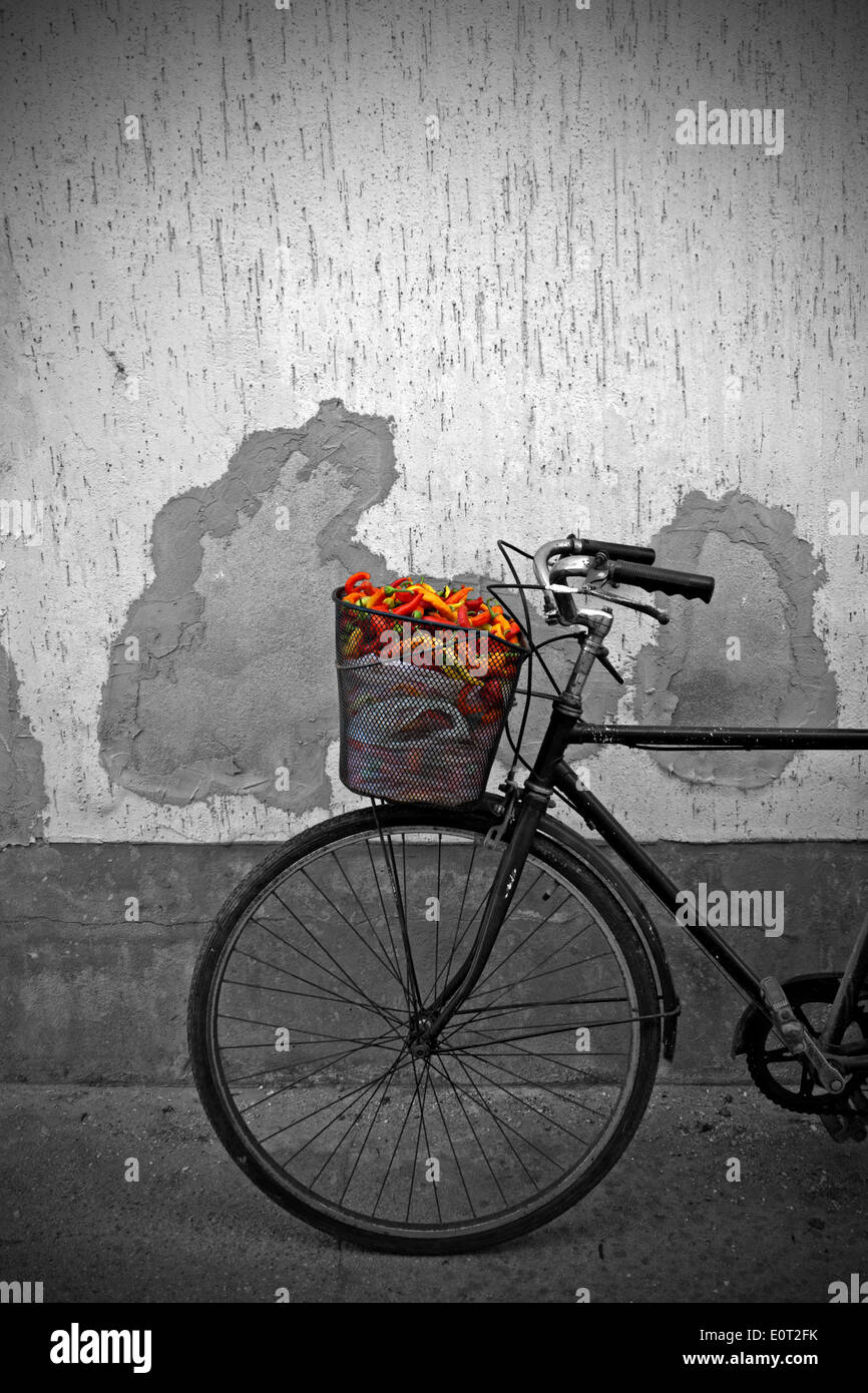 Old rusty old fashioned bicycle hi-res stock photography and images - Alamy