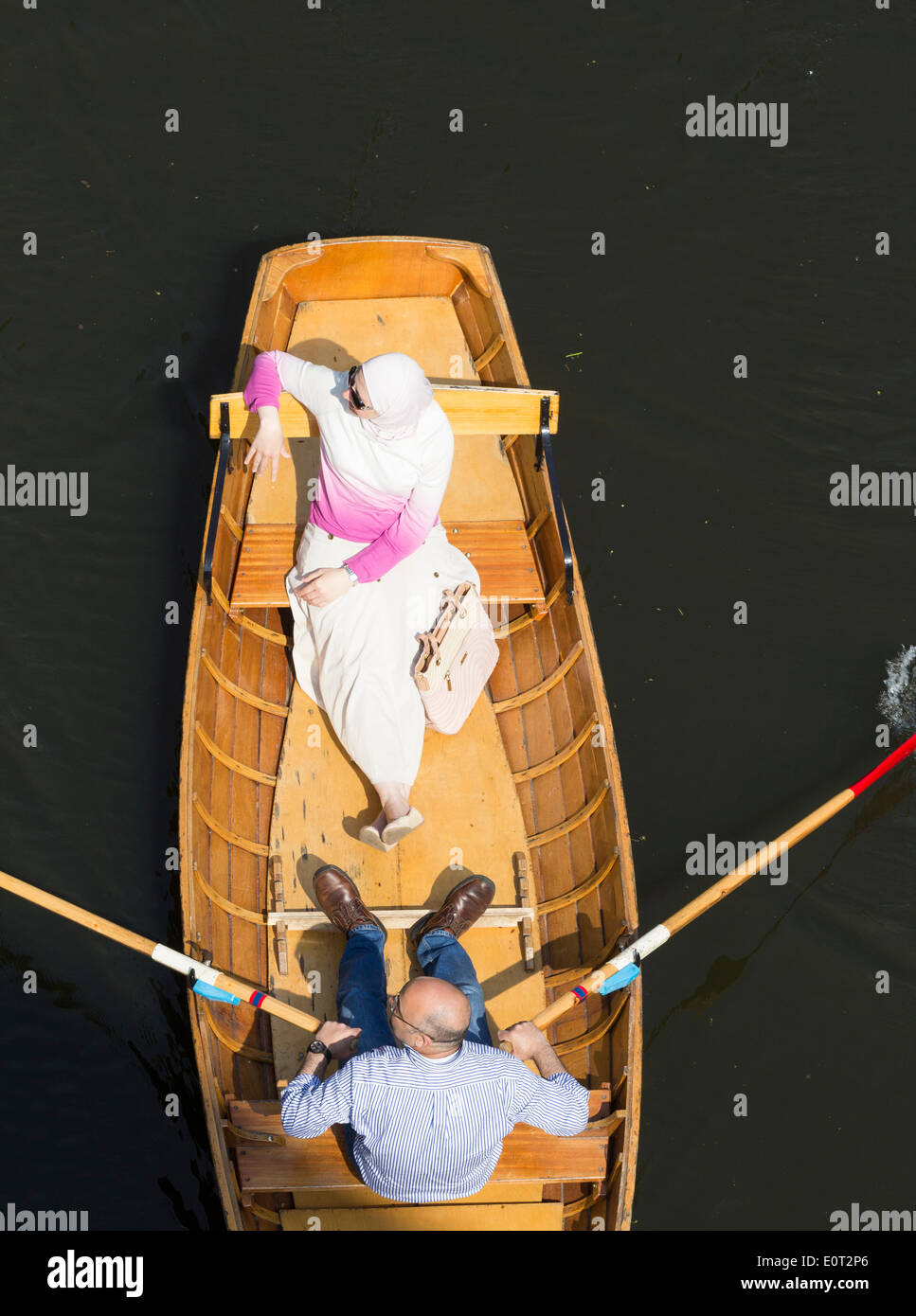 Couple row boat river hi-res stock photography and images - Alamy