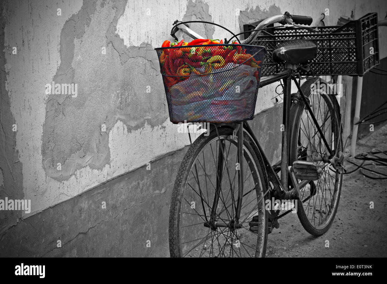 Old rusty old fashioned bicycle hi-res stock photography and images - Alamy