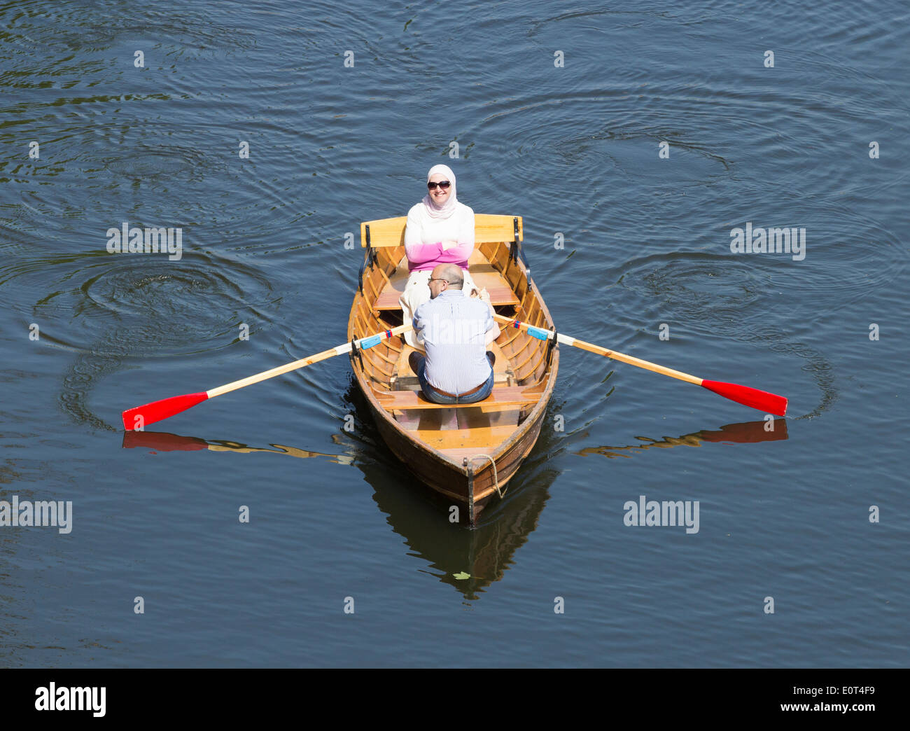 Couple row boat river hi-res stock photography and images - Alamy