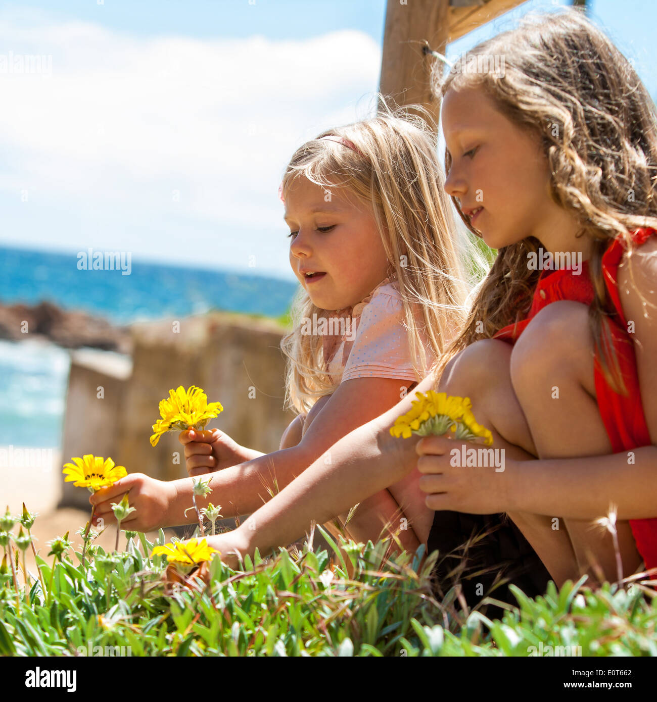 Two girls side by side hi-res stock photography and images - Alamy