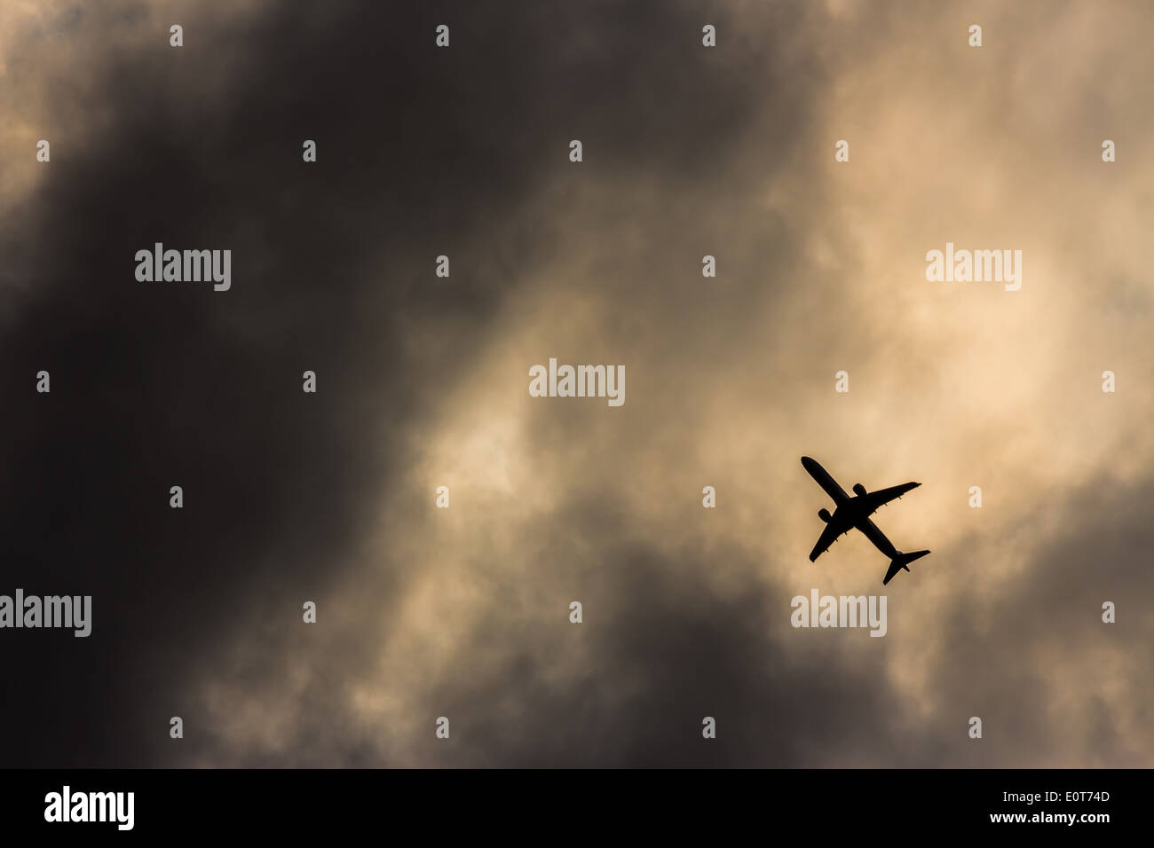Airplane in storm hi-res stock photography and images - Alamy