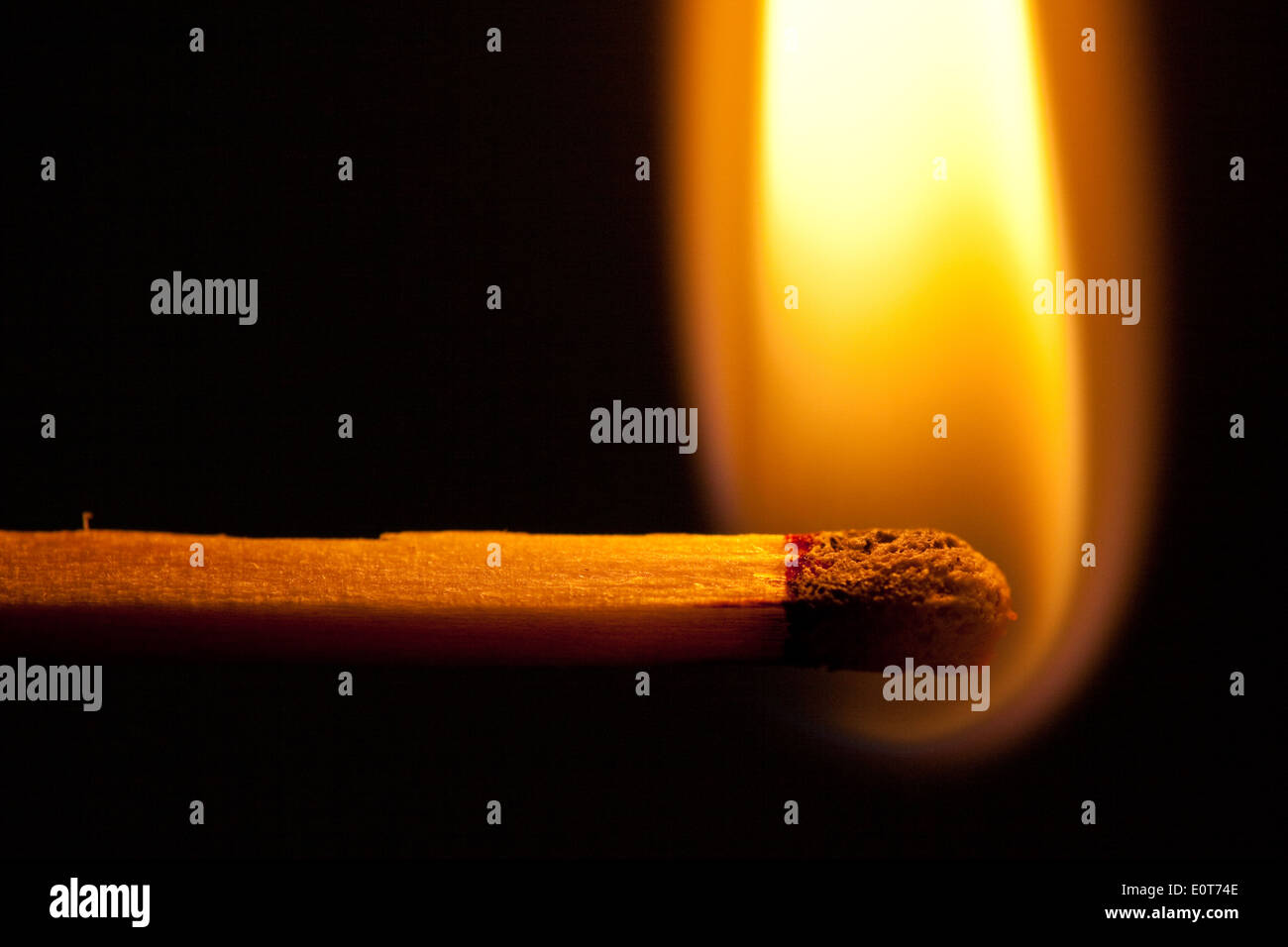 Brennendes Streichholz - Burning match Stock Photo - Alamy