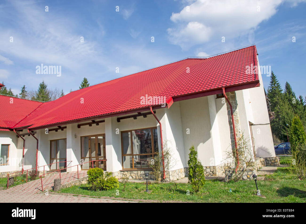 House with forest behind it hi-res stock photography and images - Alamy