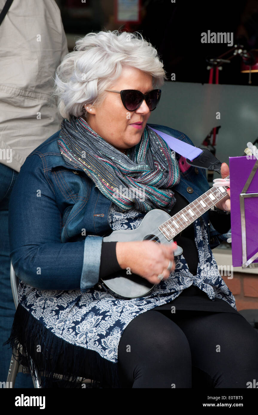 Ukulele player hi-res stock photography and images - Alamy