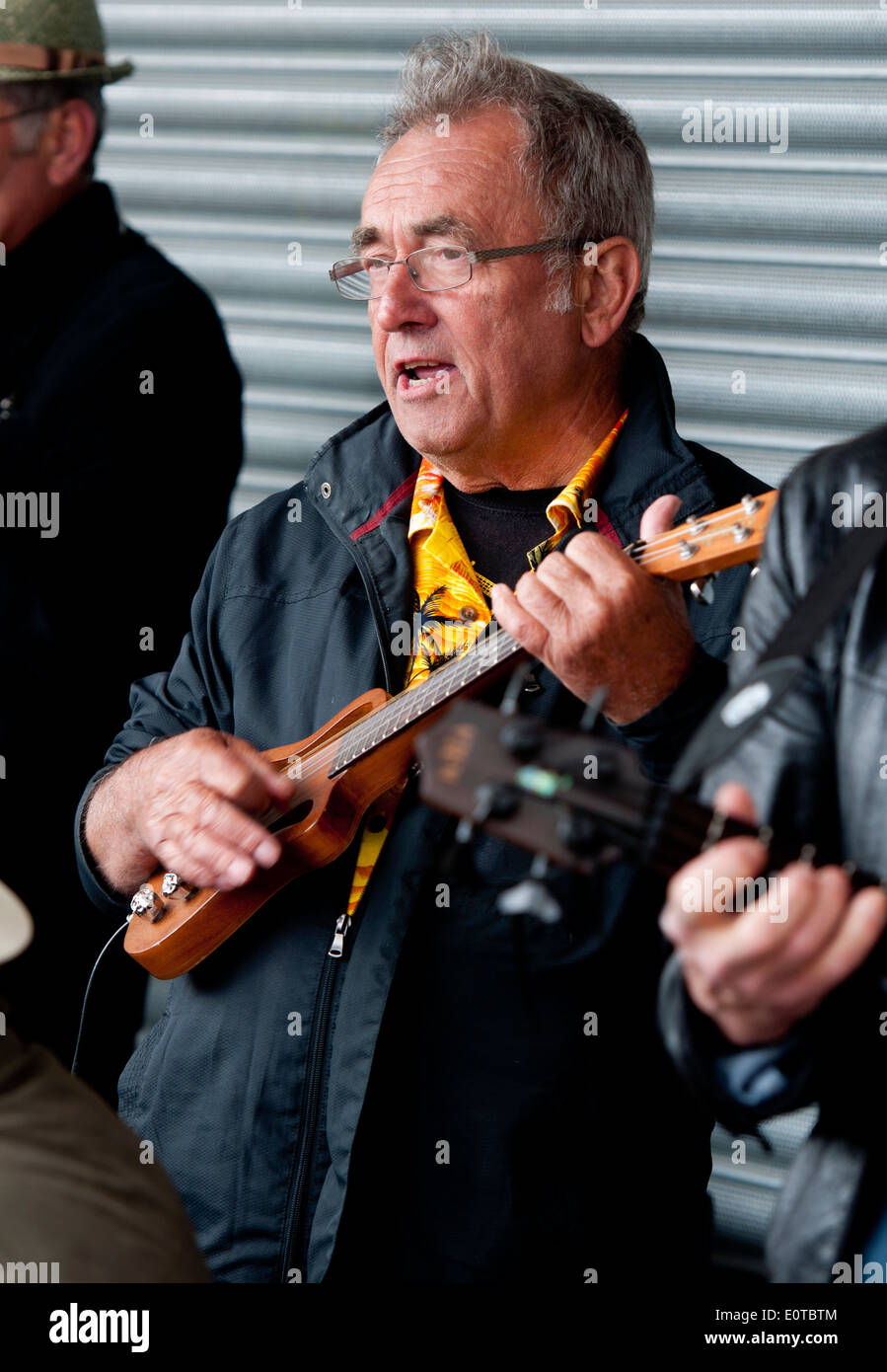 Electric ukulele player hi-res stock photography and images - Alamy