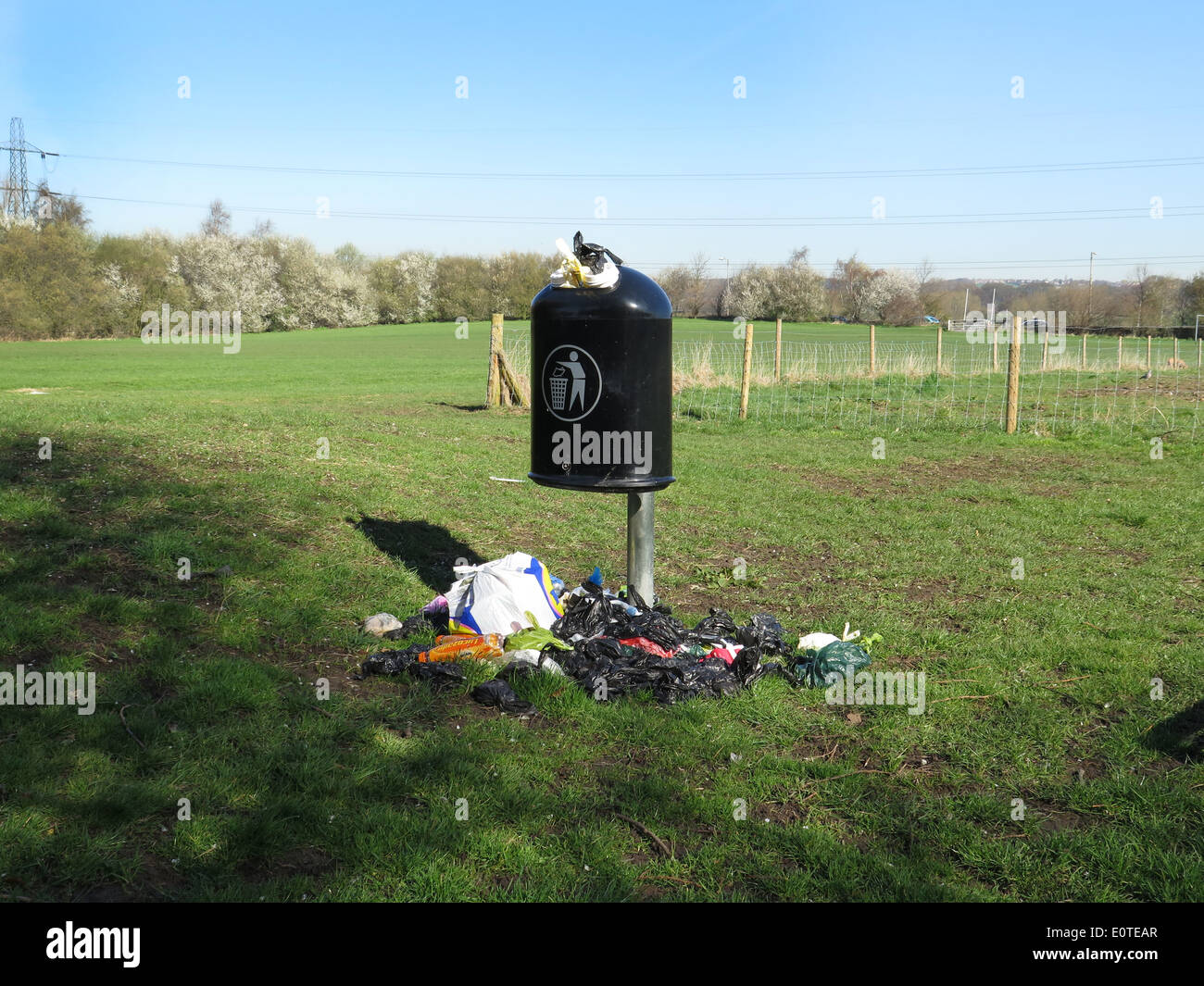 Rubbish grass hi-res stock photography and images - Alamy