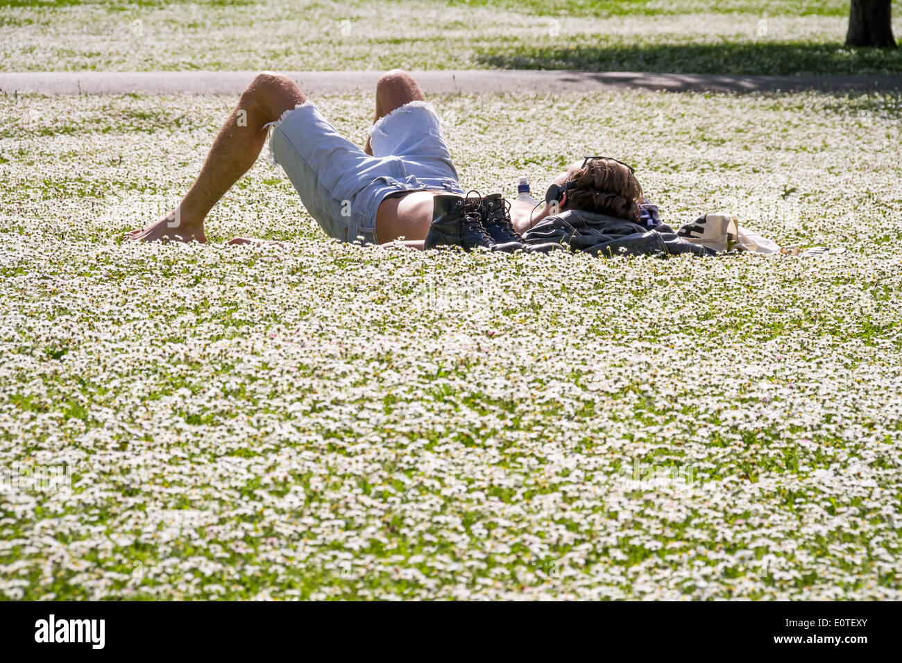 London, UK. 19th May 2014. London: Feeling the heat on hottest day of ...