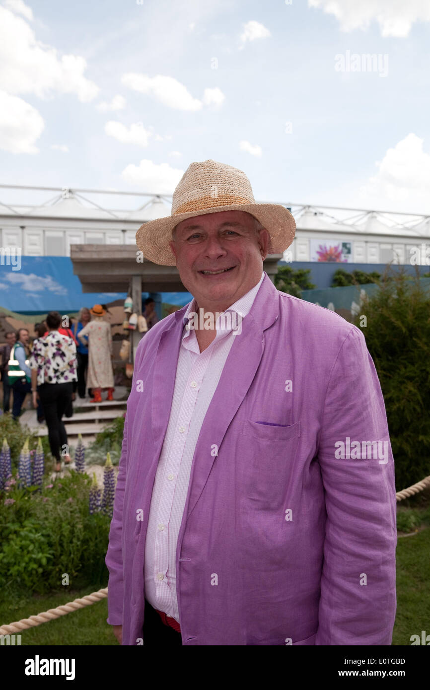 Christopher biggins with chelsea pensioners hi-res stock photography ...
