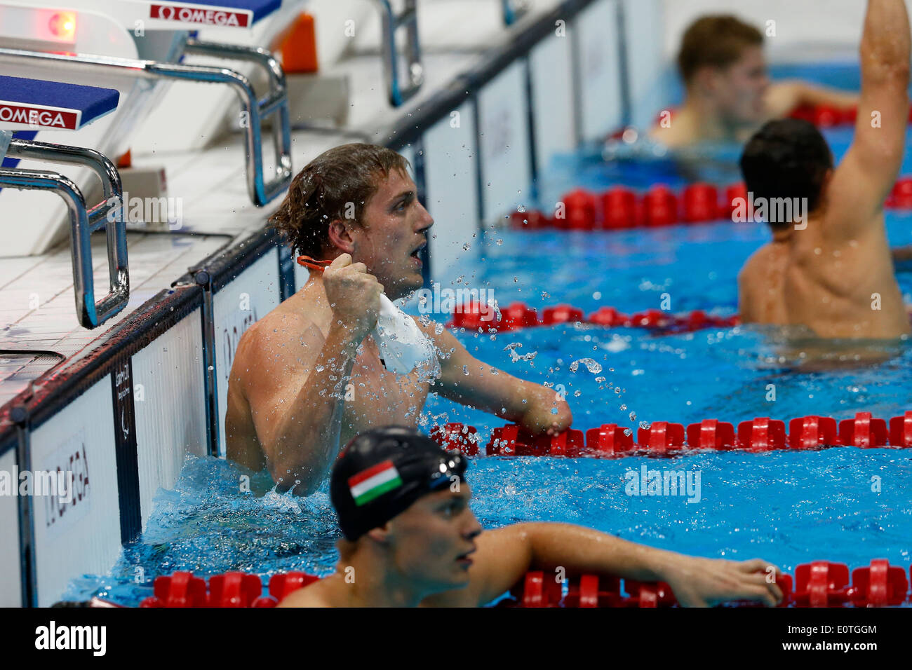 Matthew Cowdrey of Australia (L) celebrates winning gold following the ...